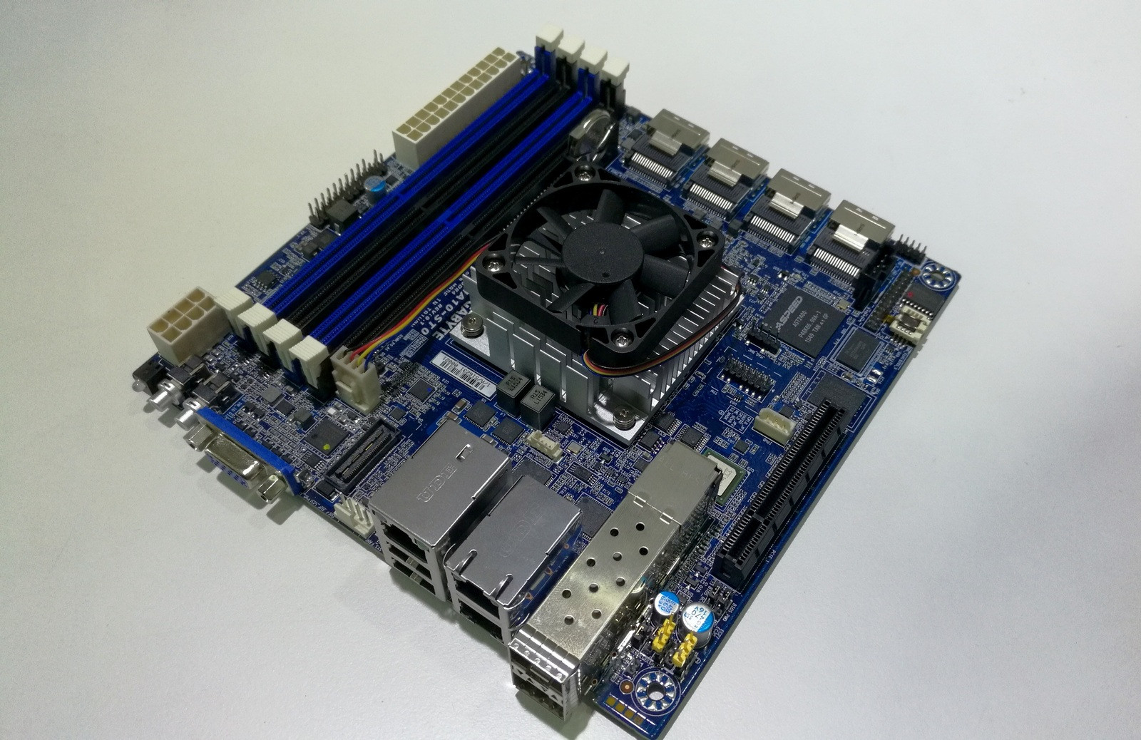 Intel Atom C3000 “Denverton” Processor Targets Low Power Servers Intel Atom C3000 “Denverton” Processor Targets Low Power Servers